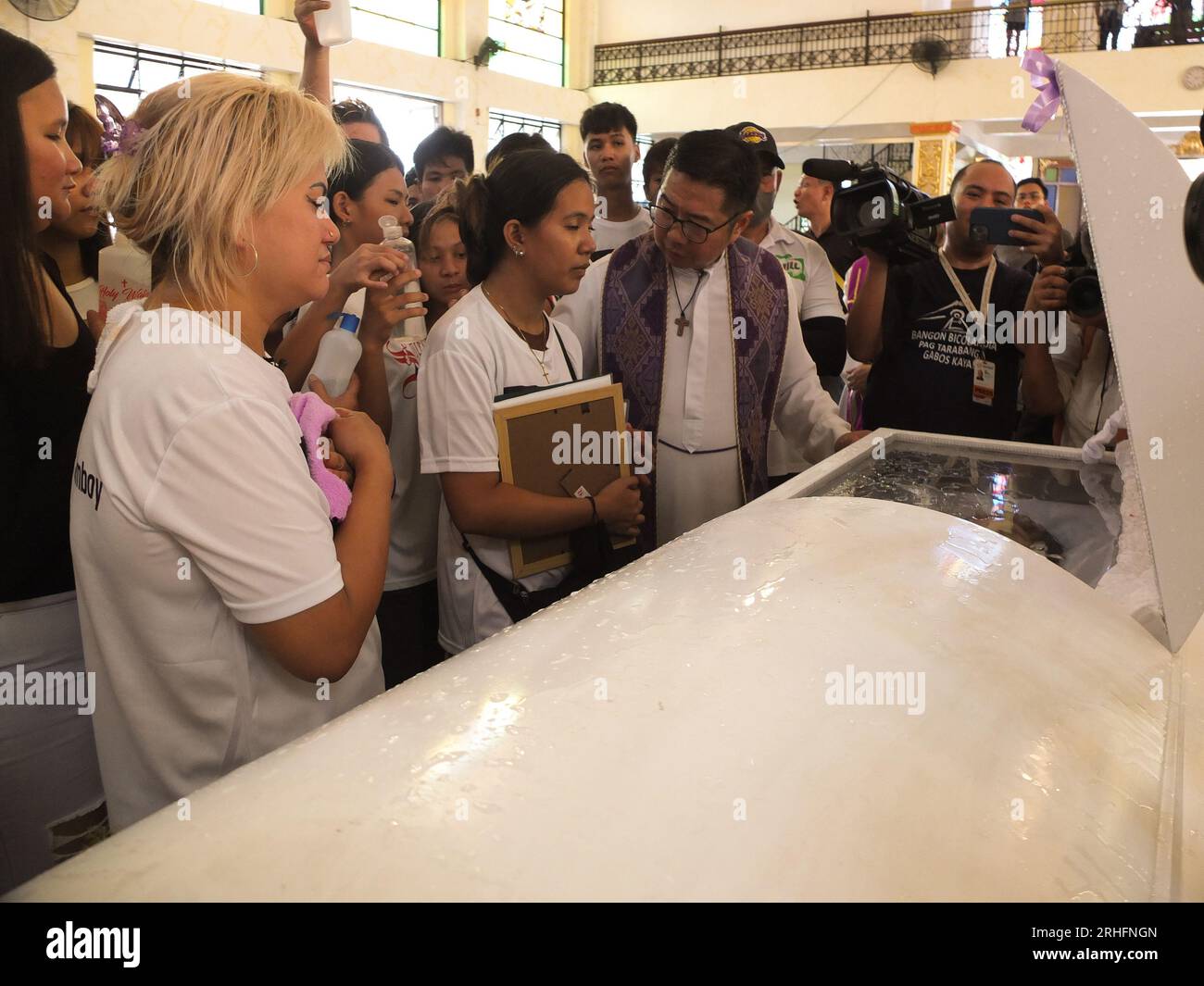 Caloocan, Philippines. 16th Aug, 2023. Rodaliza Baltazar, mother of Jemboy bids farewell to her ...
