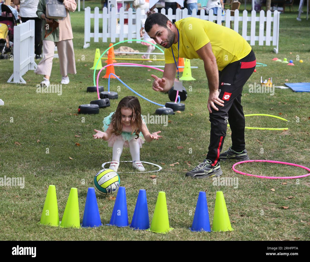 Kids doing athletics hi-res stock photography and images - Alamy