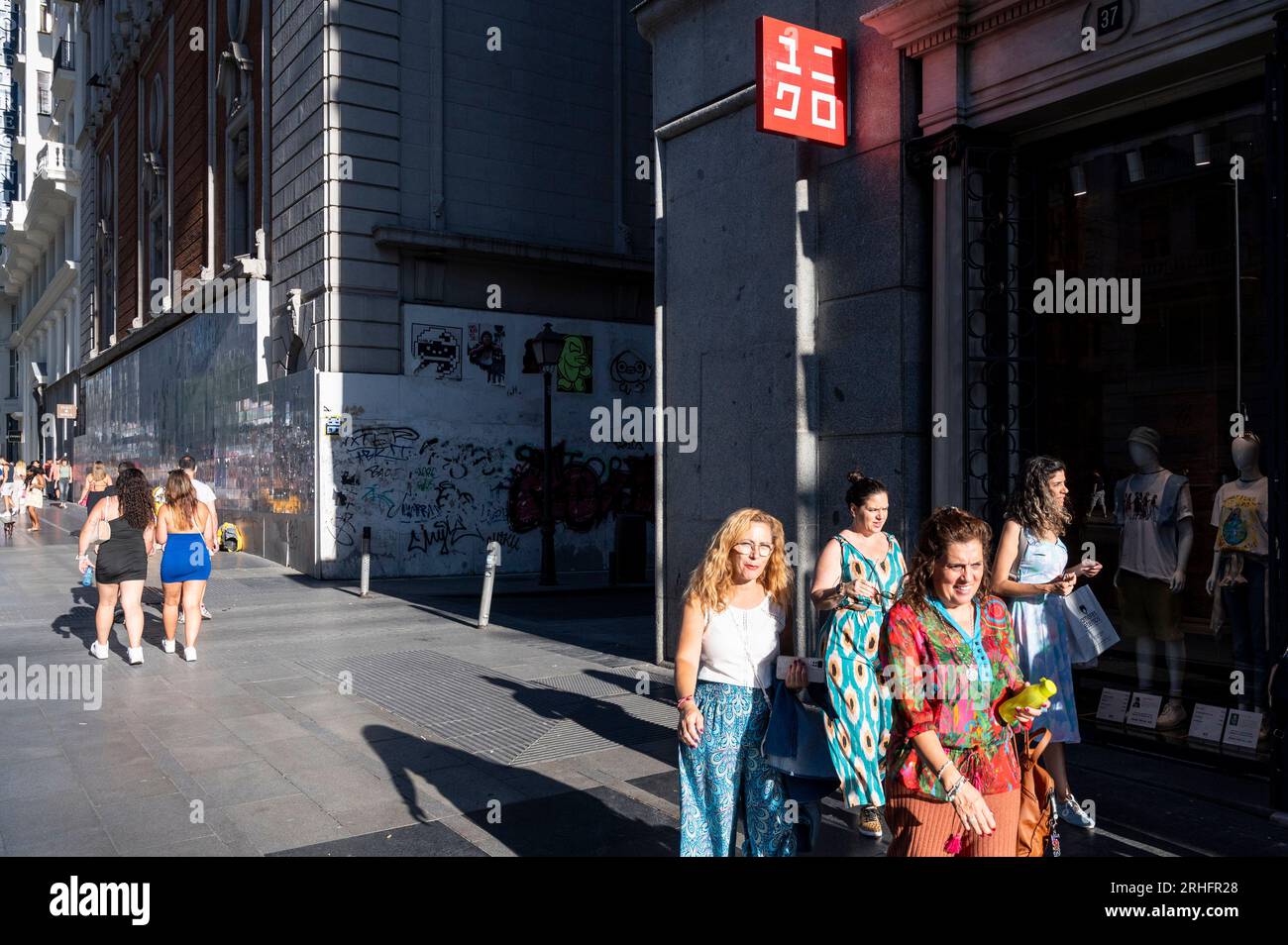 Uniqlo logos hi-res stock photography and images - Alamy