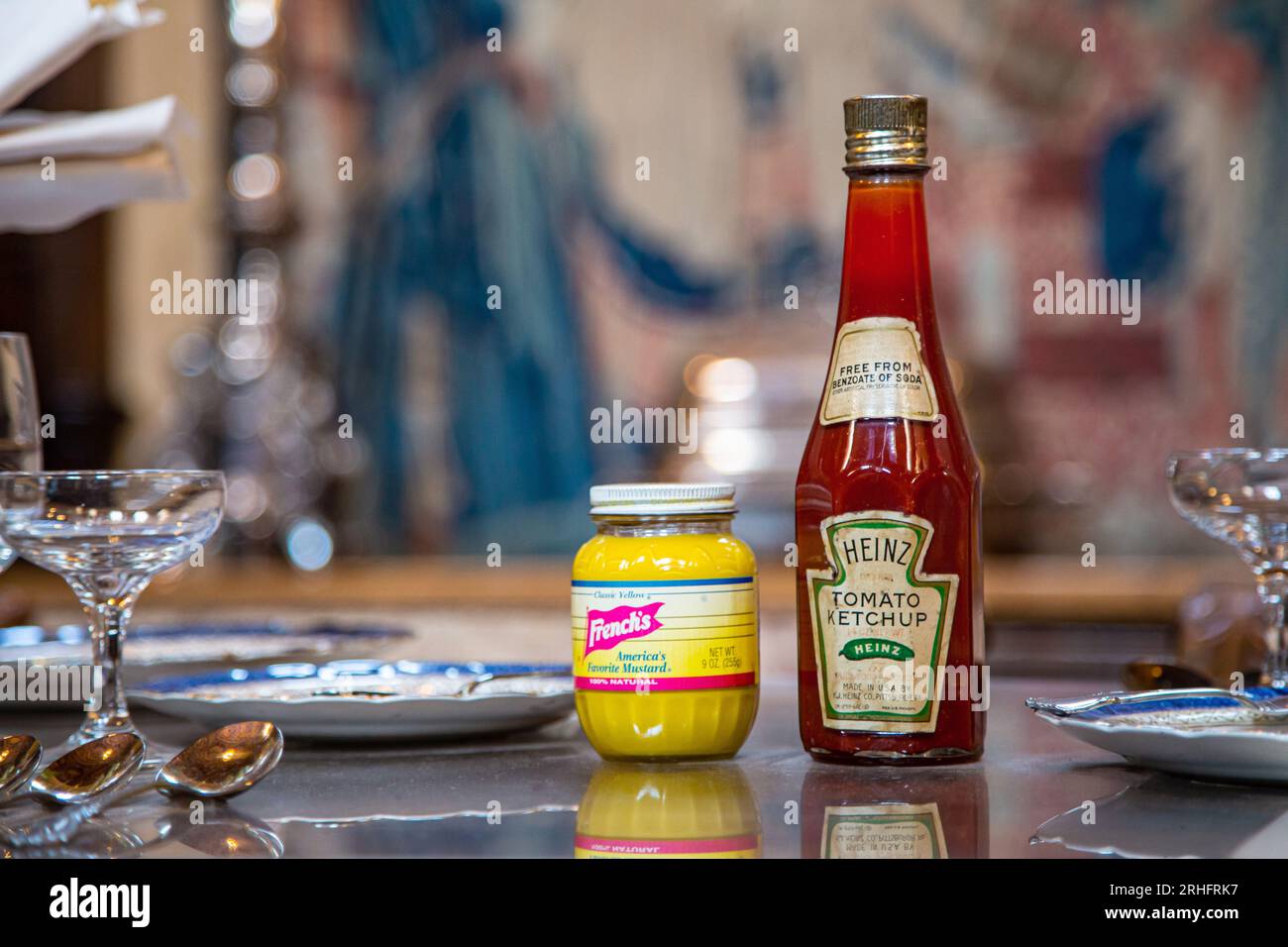 Vintage heinz ketchup bottle hi-res stock photography and images - Alamy
