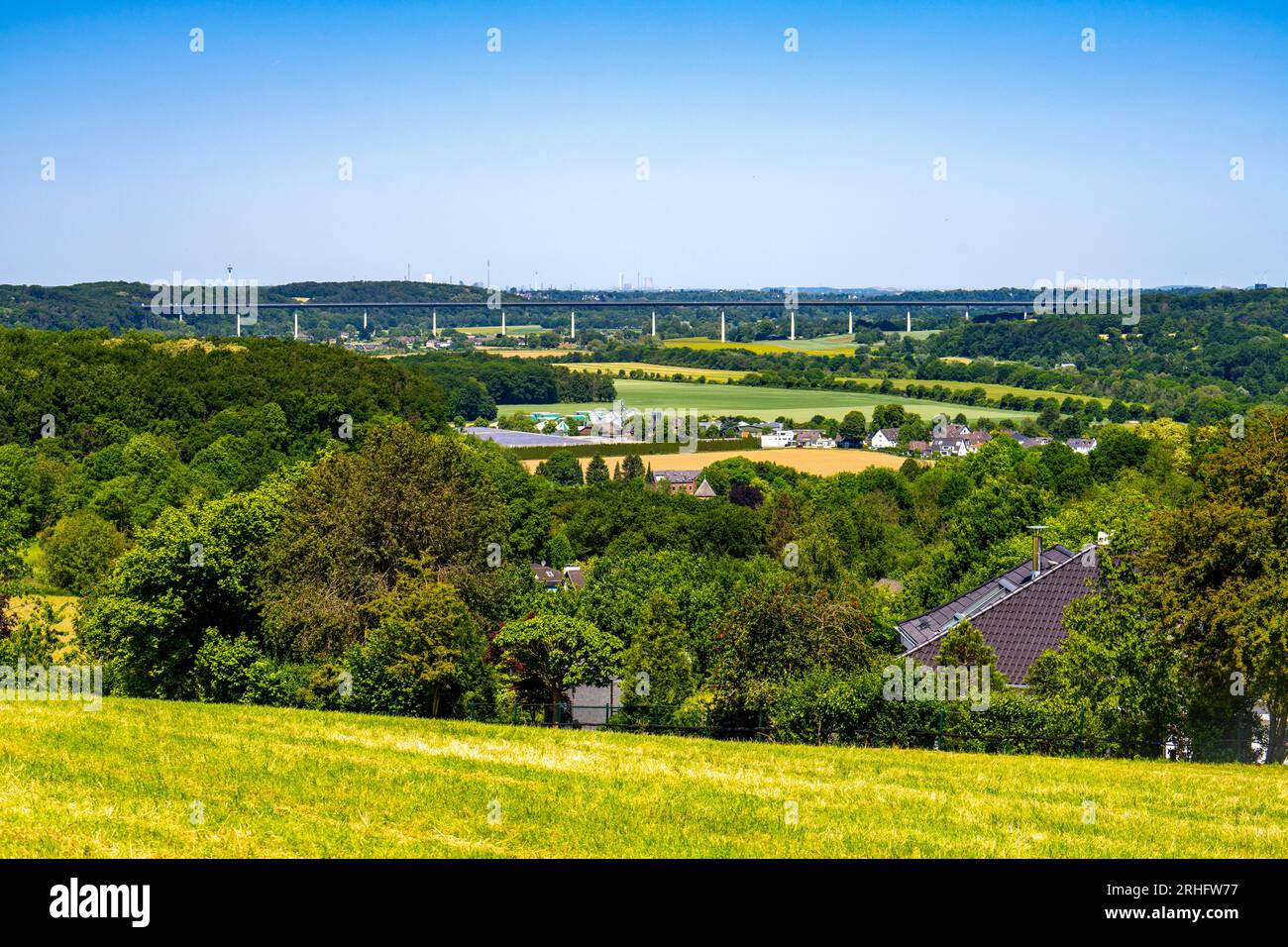 The Ruhr valley between Essen-Kettwig and Mülheim-Mintard, view to the ...
