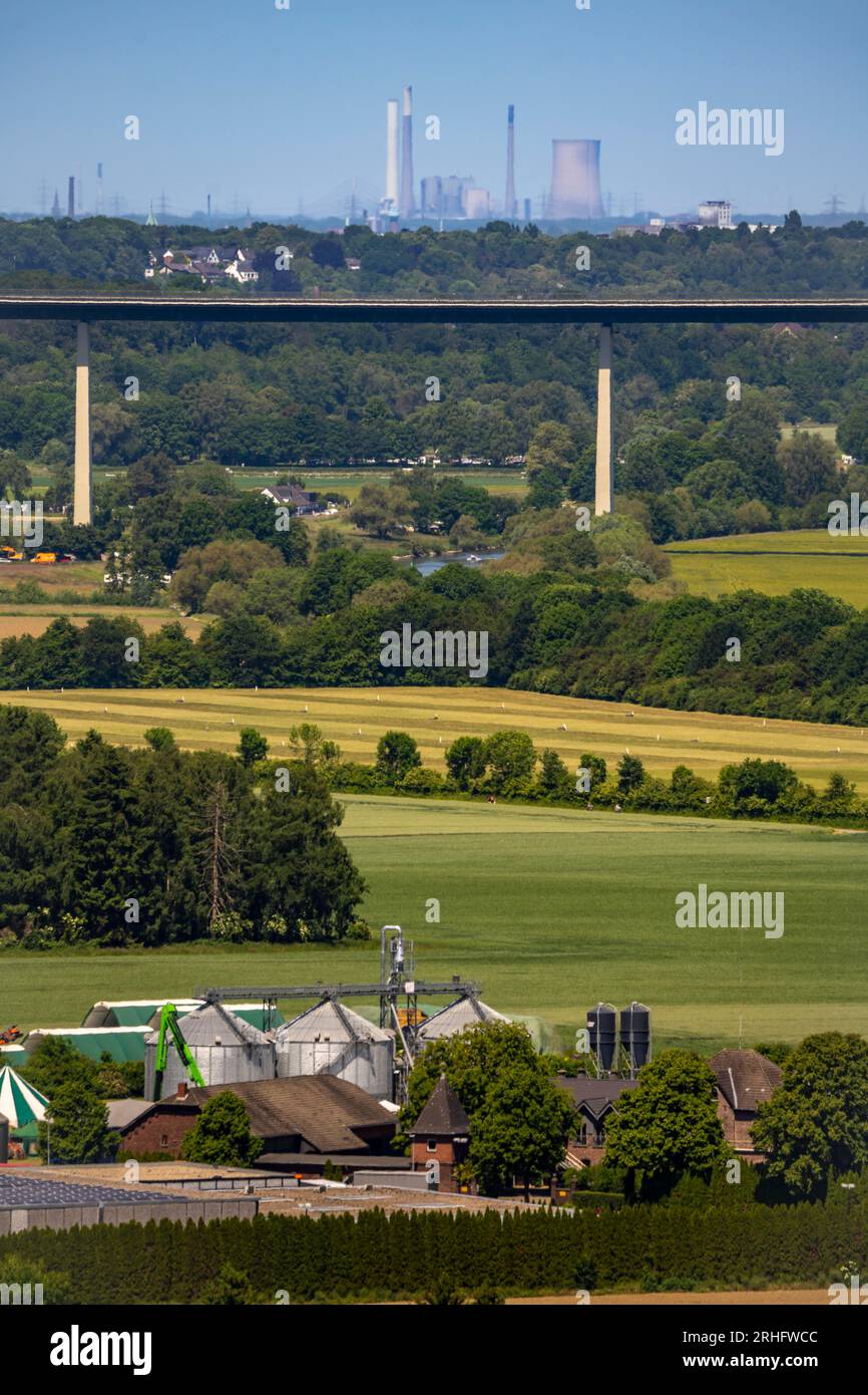 The Ruhr valley between Essen-Kettwig and Mülheim-Mintard, view to the ...