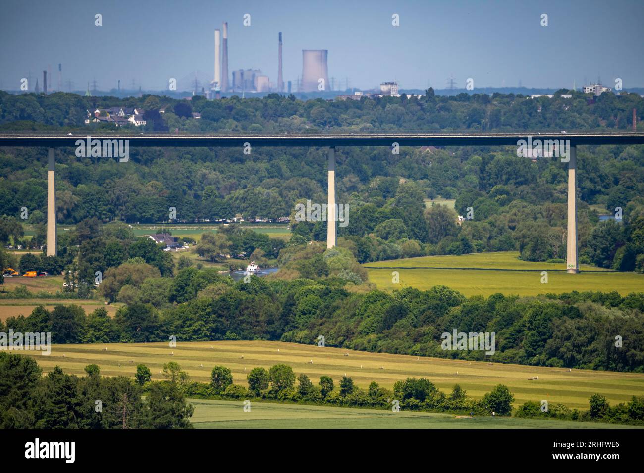 The Ruhr valley between Essen-Kettwig and Mülheim-Mintard, view to the ...