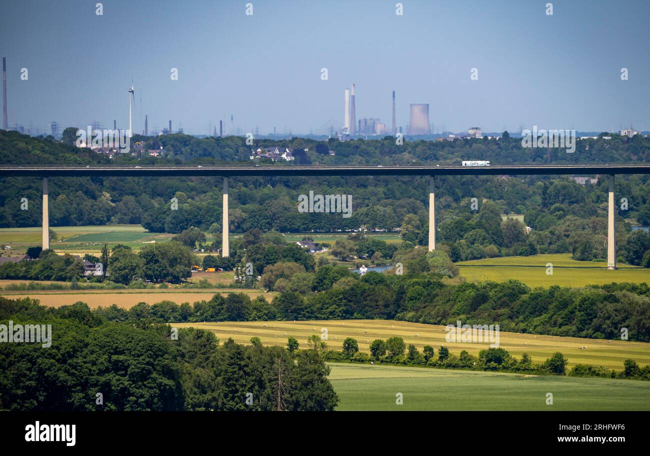 The Ruhr valley between Essen-Kettwig and Mülheim-Mintard, view to the ...