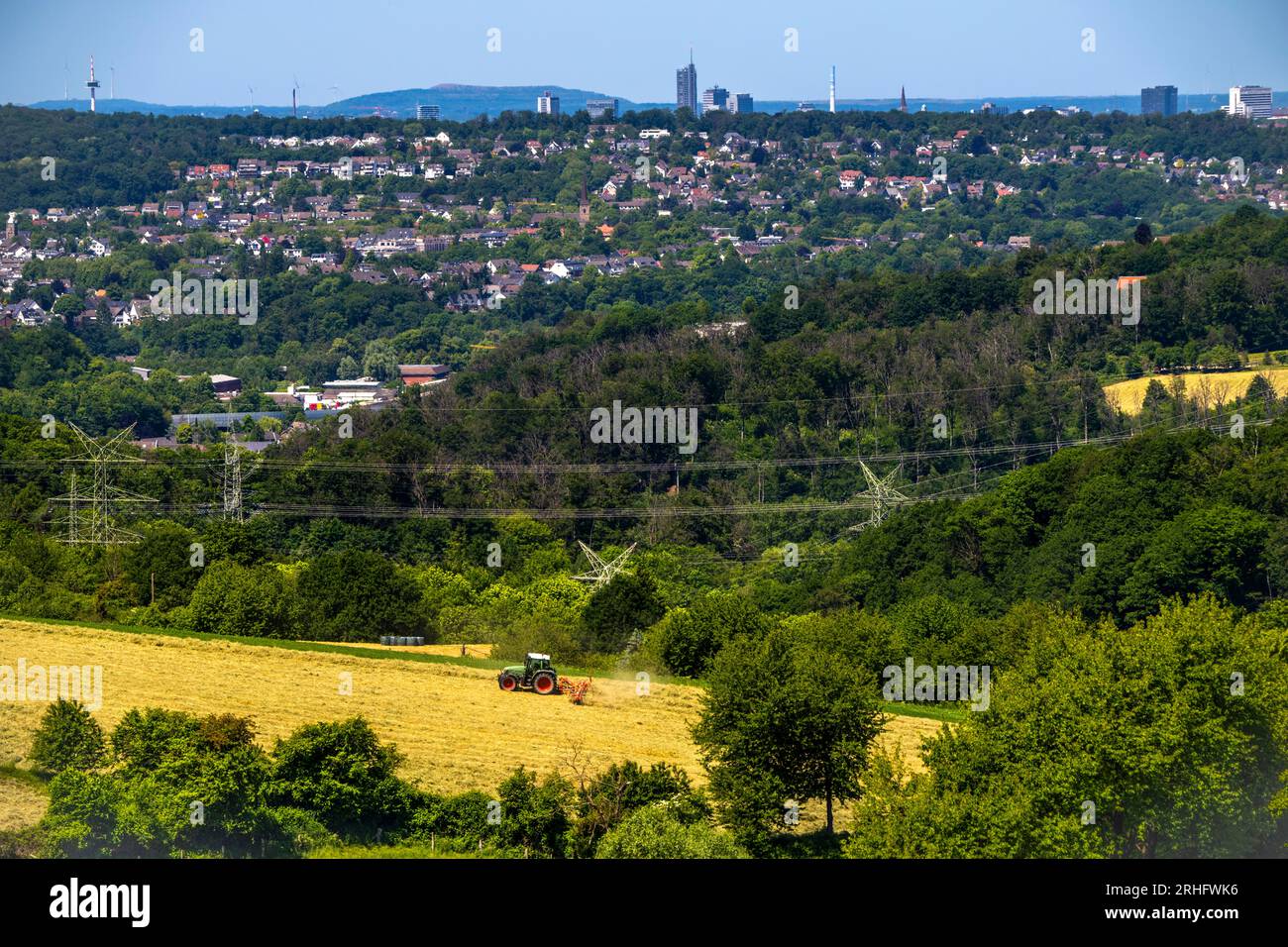 The skyline of Essen, skyscrapers in the inner city, view to the west ...