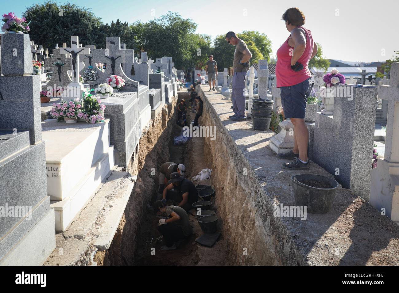 Pit of bones spain hi-res stock photography and images - Alamy