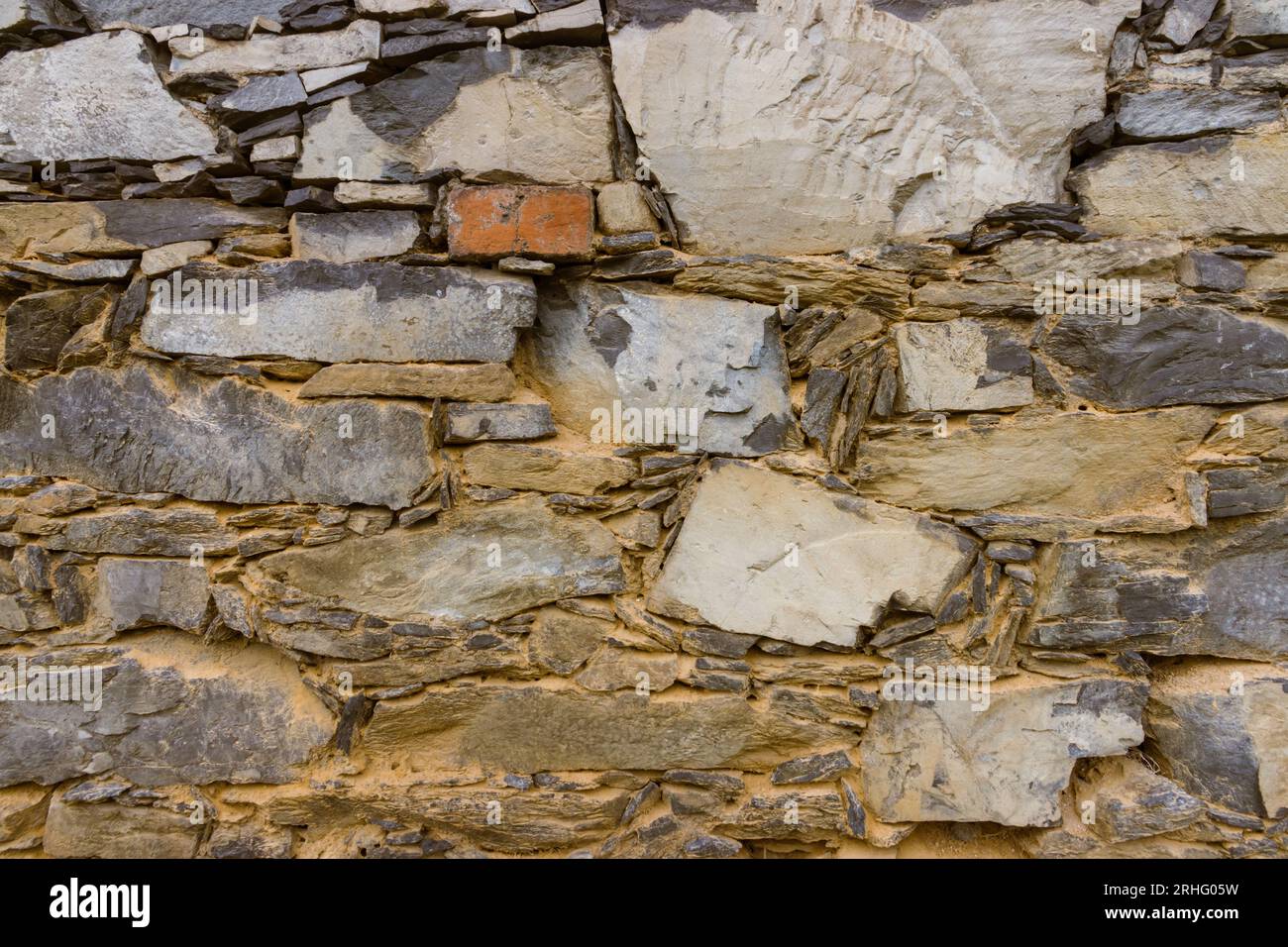 Building field stone wall hi-res stock photography and images - Alamy