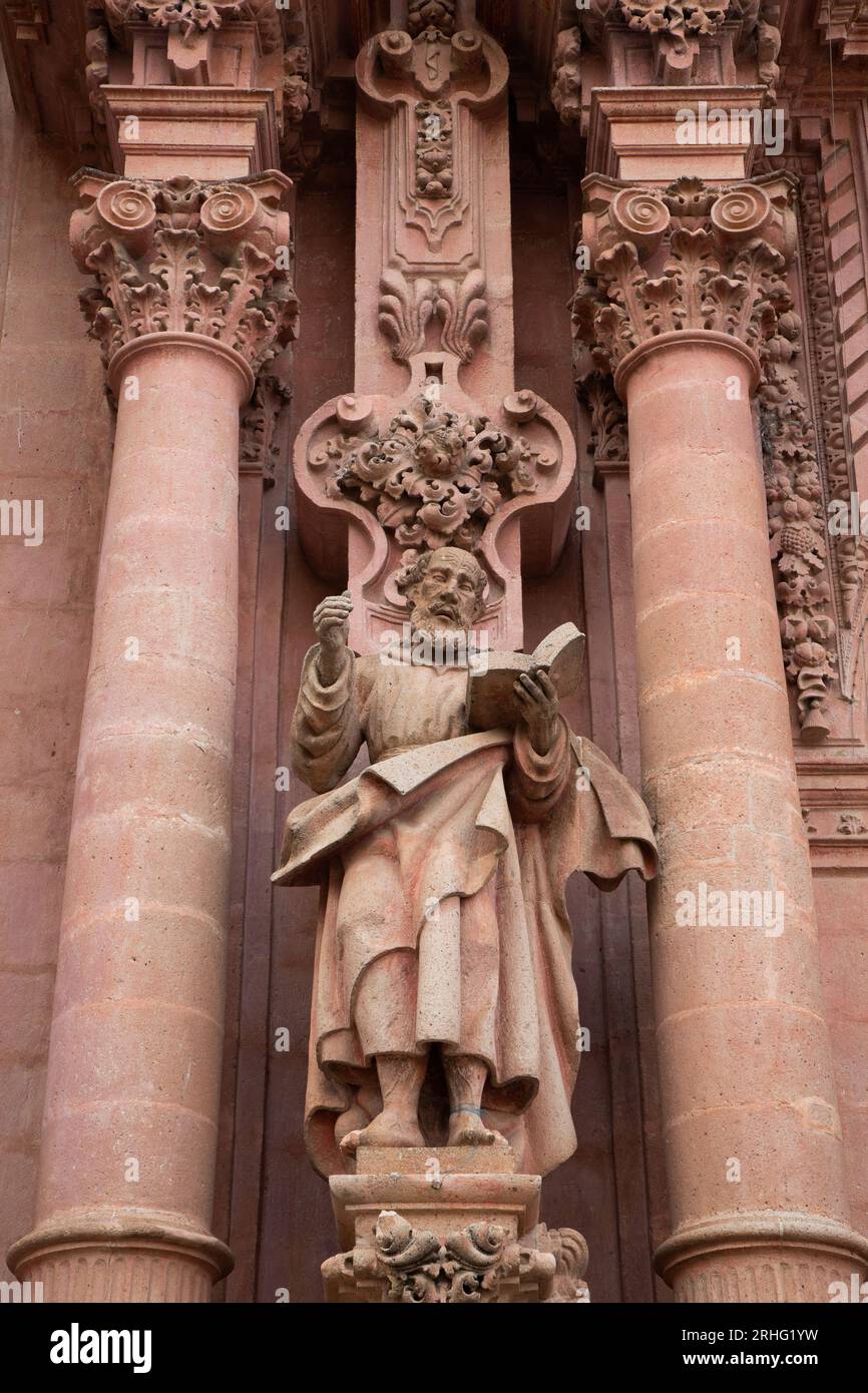 Saint peter sculpture hi-res stock photography and images - Alamy