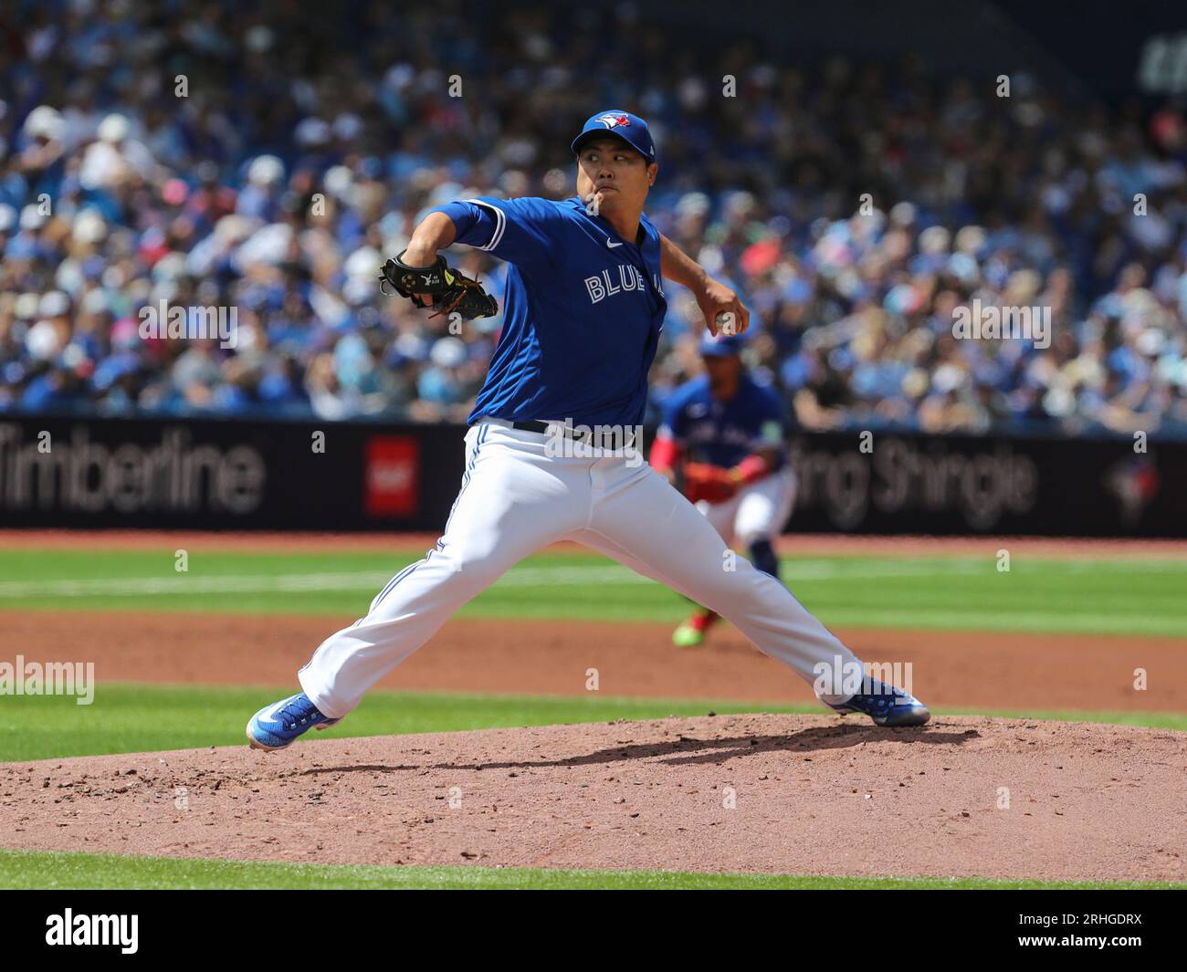 Toronto Blue Jays starting pitcher Hyun Jin Ryu (99) delivers a pitch ...