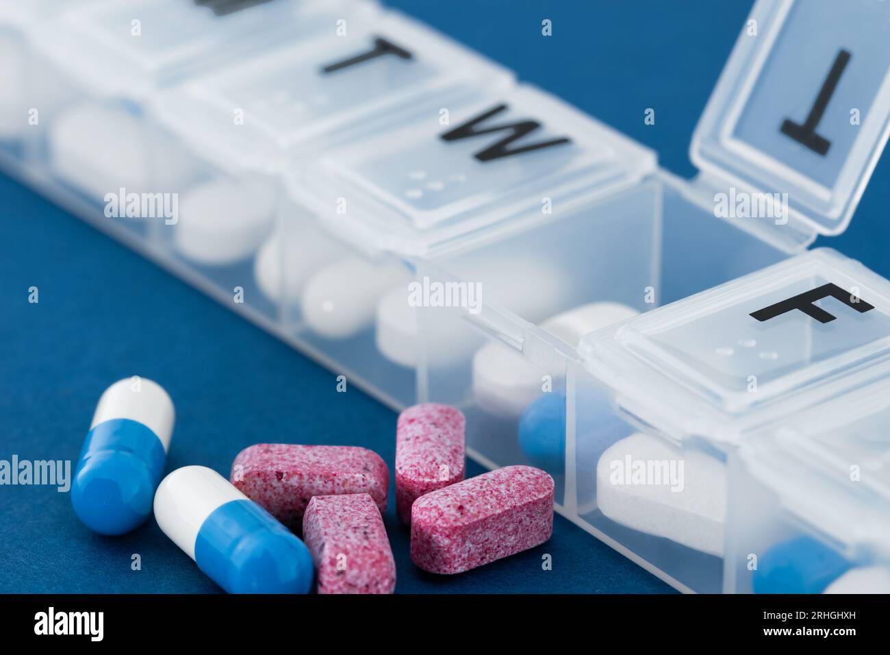 Weekly pillbox with medication, tablets and vitamins Stock Photo - Alamy