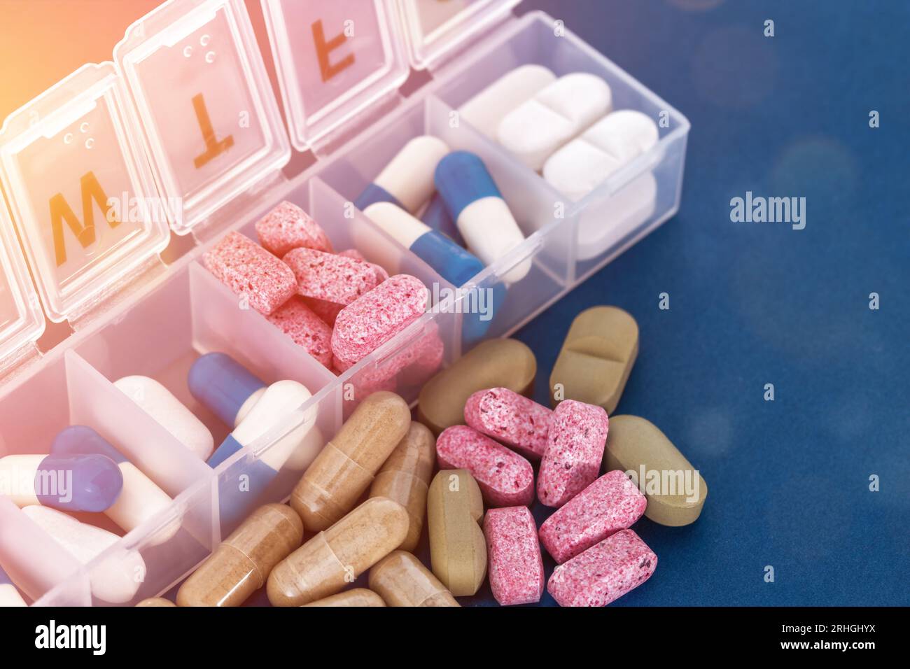 Open pill container hi-res stock photography and images - Alamy