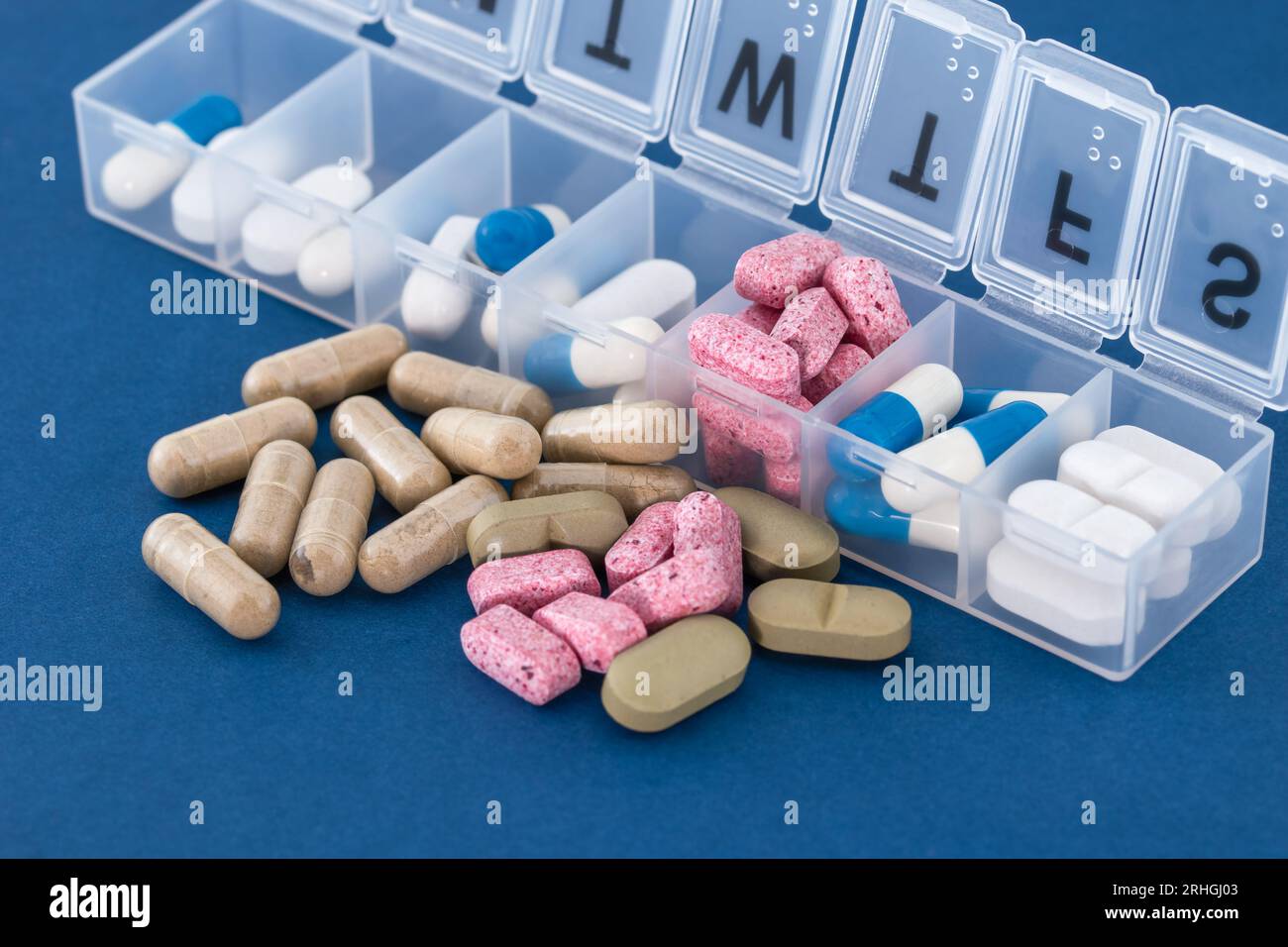 Weekly tablet box hi-res stock photography and images - Alamy