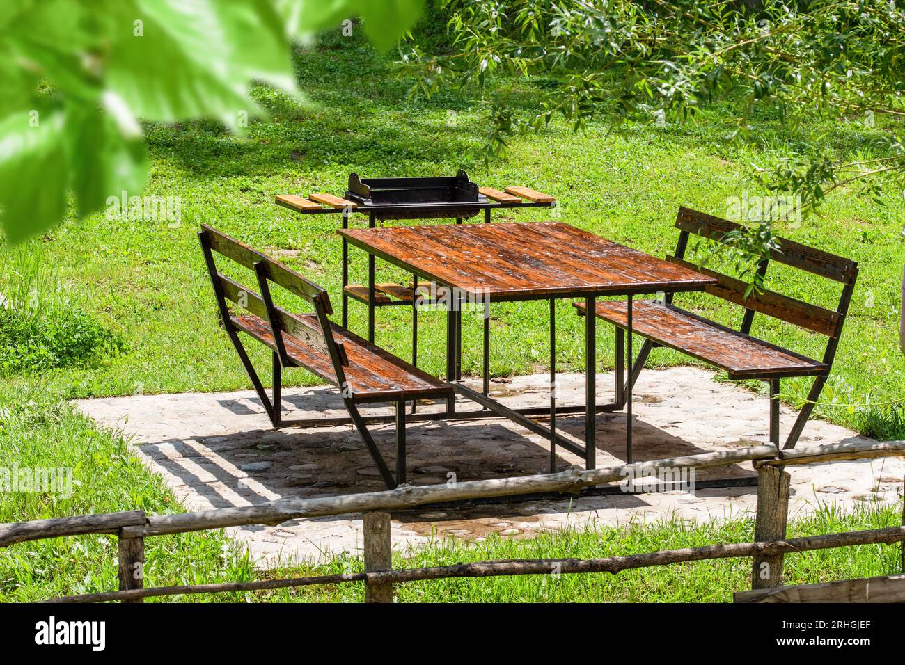 Empty wood picnic table on a green meadow in a public park. Picnic ...