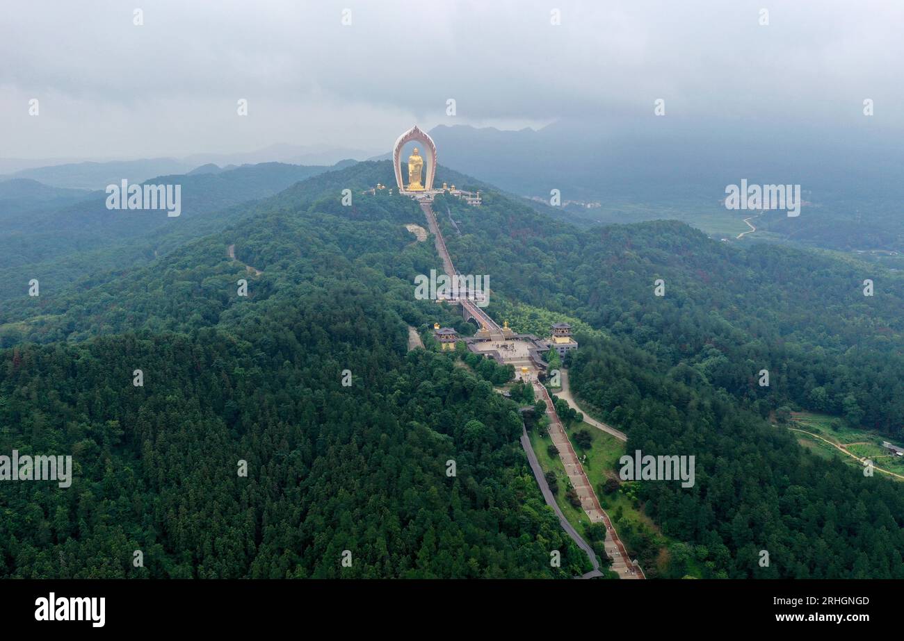 Donglin buddha hi-res stock photography and images - Alamy