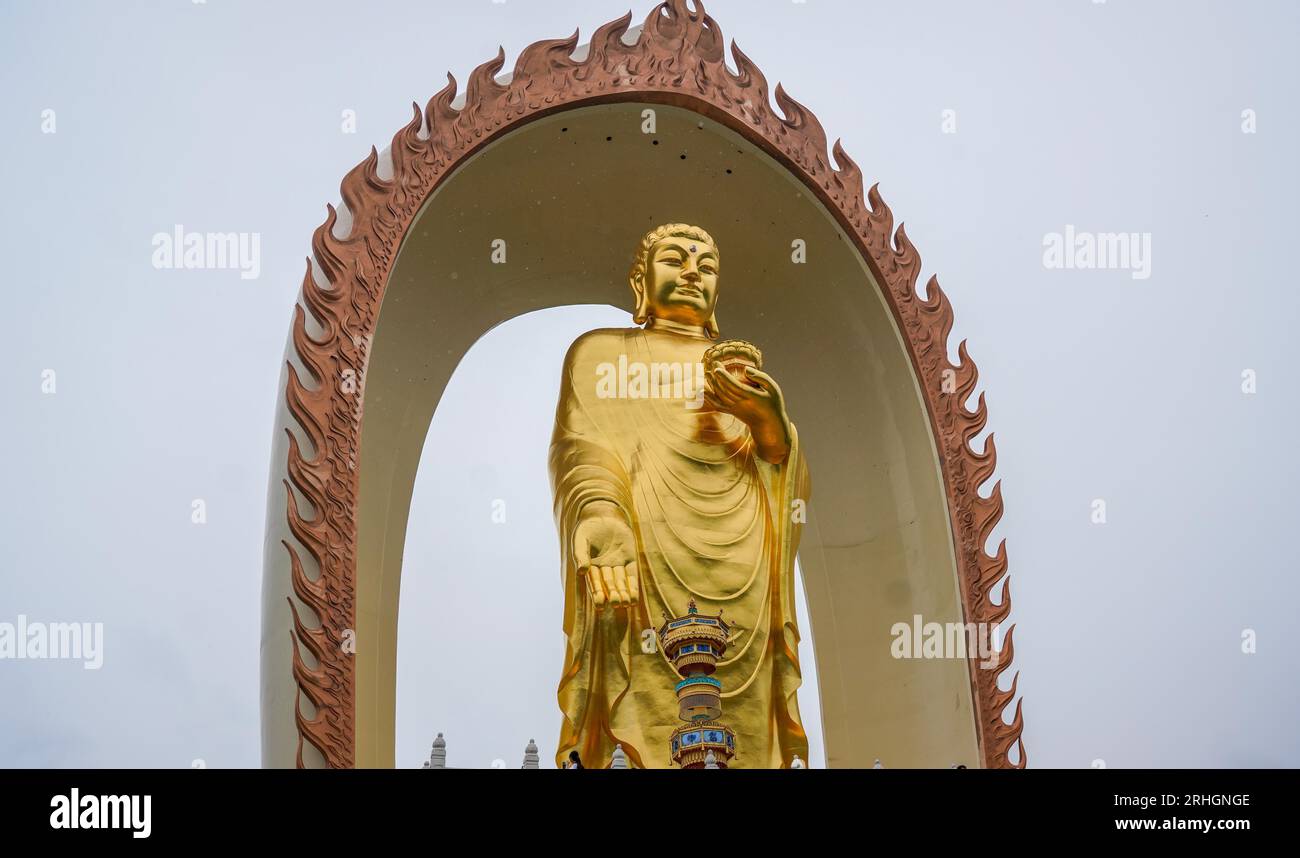 Donglin buddha hi-res stock photography and images - Alamy