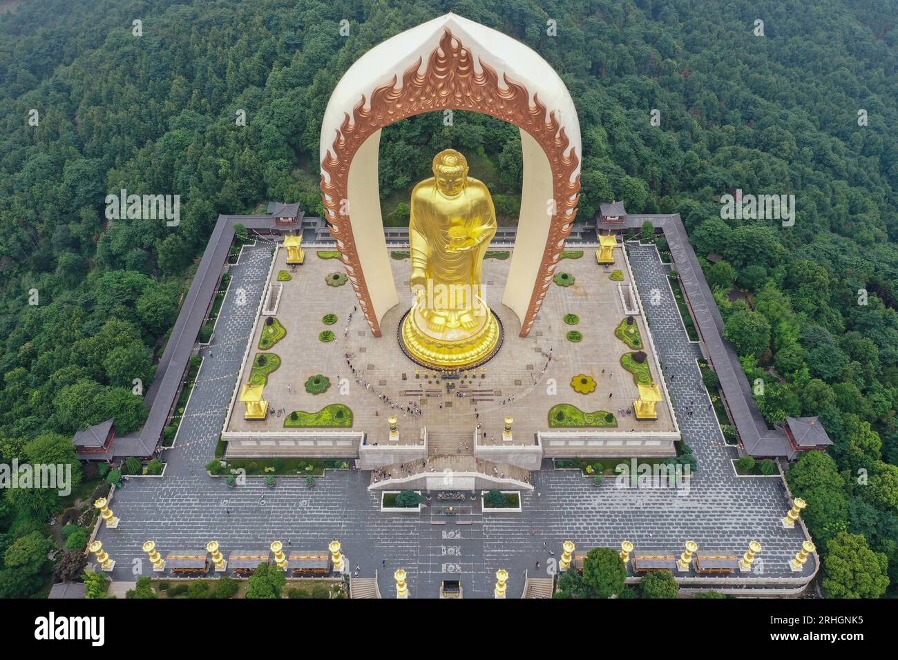 Donglin buddha hi-res stock photography and images - Alamy