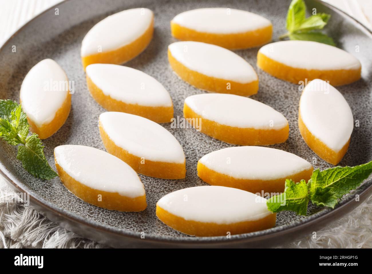 Royal icing hi-res stock photography and images - Alamy