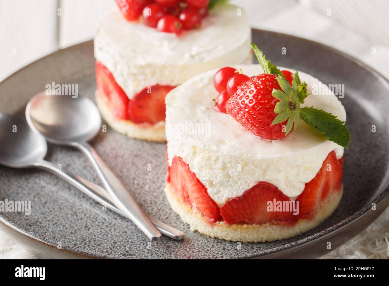 Fresh made strawberry pie hi-res stock photography and images - Alamy