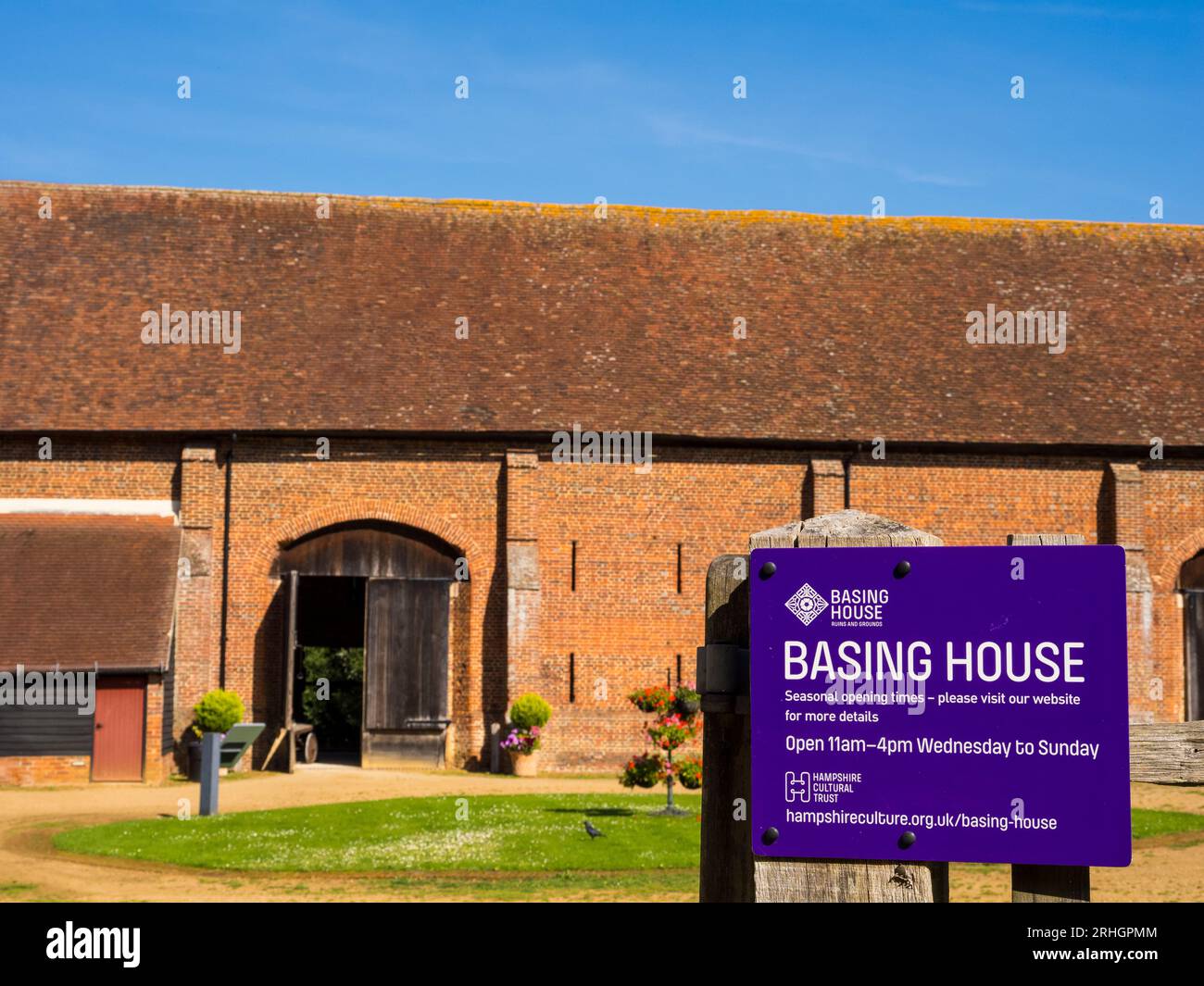 Tudor barn building hi-res stock photography and images - Alamy