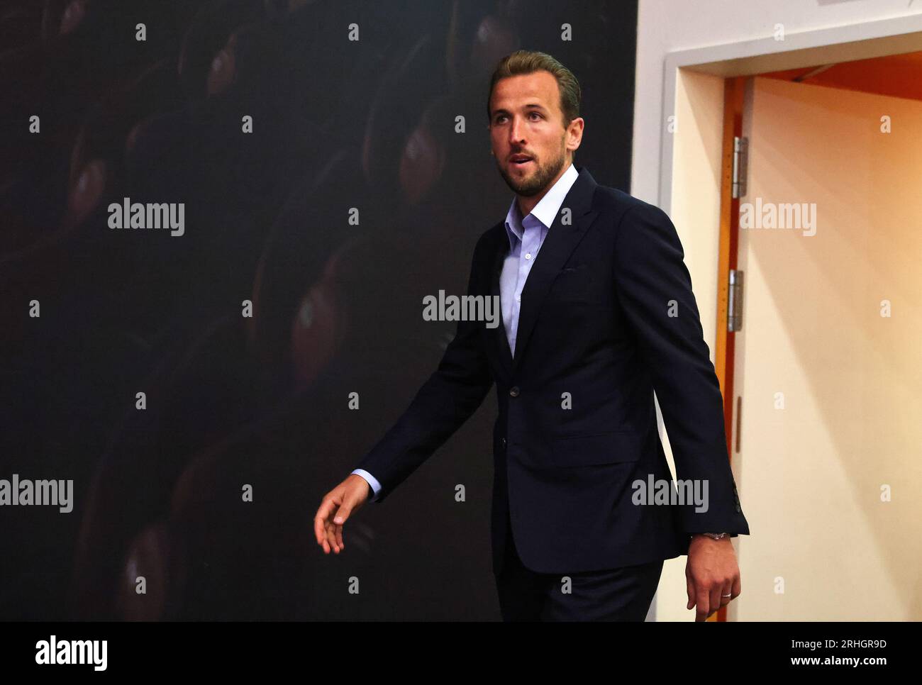 Harry kane bayern signing hi-res stock photography and images - Alamy
