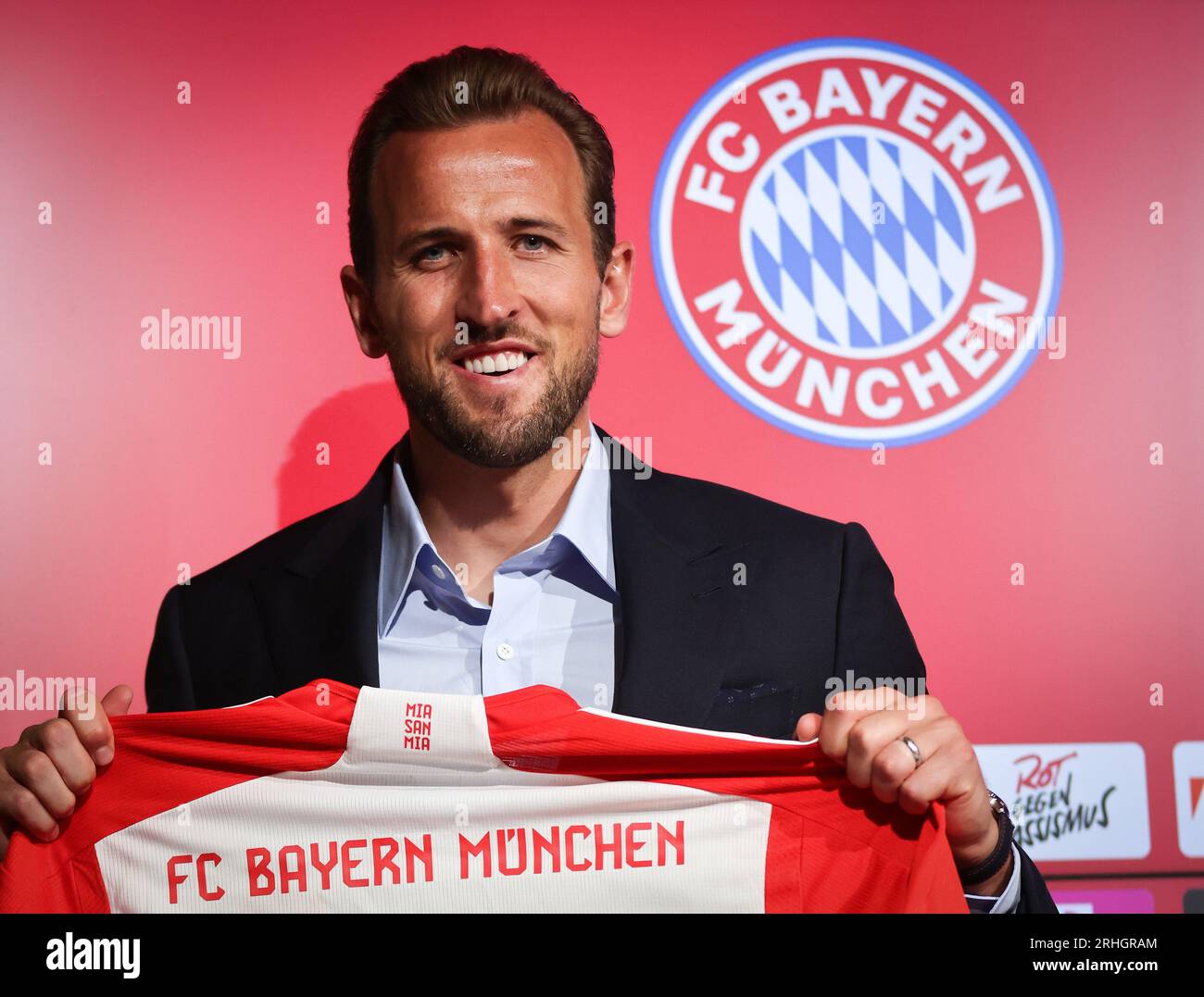 Harry kane bayern signing hi-res stock photography and images - Alamy