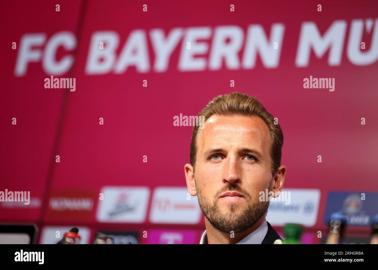 Harry kane bayern signing hi-res stock photography and images - Alamy