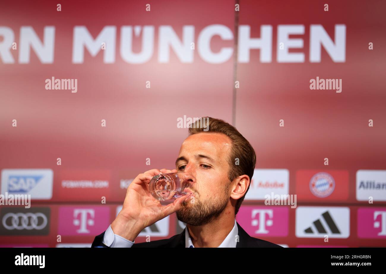 Harry kane bayern signing hi-res stock photography and images - Alamy