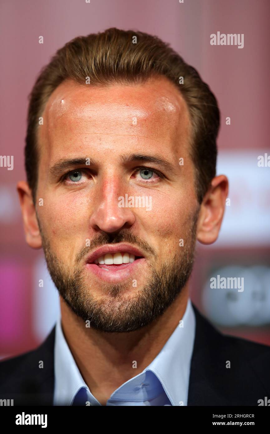Harry kane bayern signing hi-res stock photography and images - Alamy