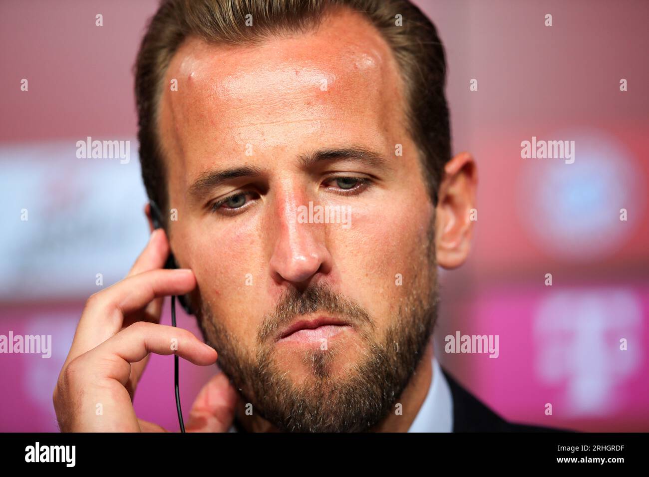 Harry kane bayern signing hi-res stock photography and images - Alamy