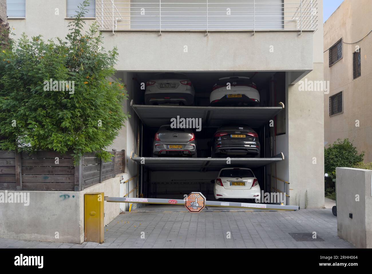Car stack parking hi-res stock photography and images - Alamy