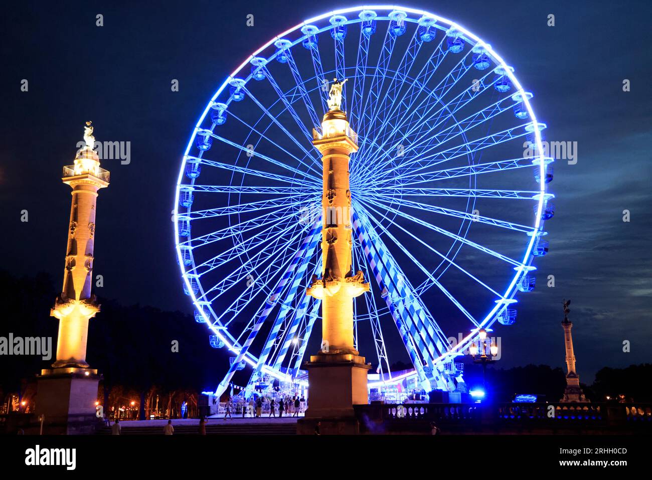 Les Colonnes Rostrales de Bordeaux de nuit sur la place des Quinconces ...
