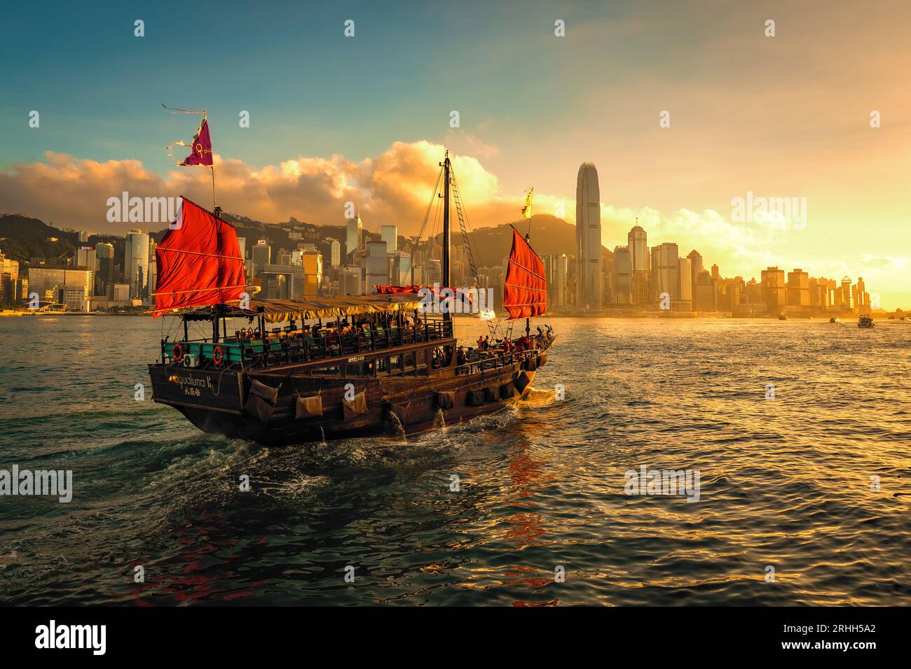 Chinese traditional Junk in front of Hong Kong Skyline Stock Photo - Alamy