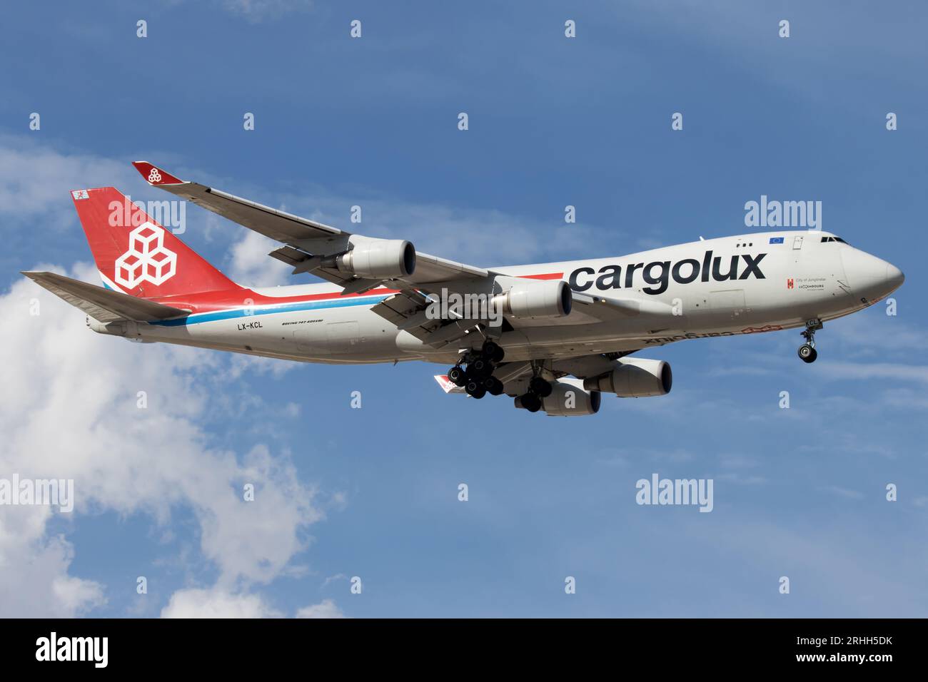 A Cargolux Boeing 747-400 freighter landing from Luxembourg Stock Photo ...