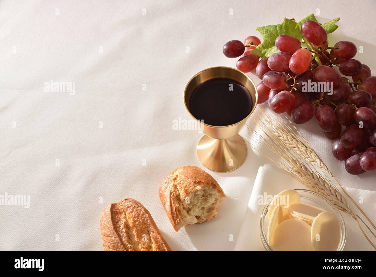 Communion cup and bread hi-res stock photography and images - Alamy