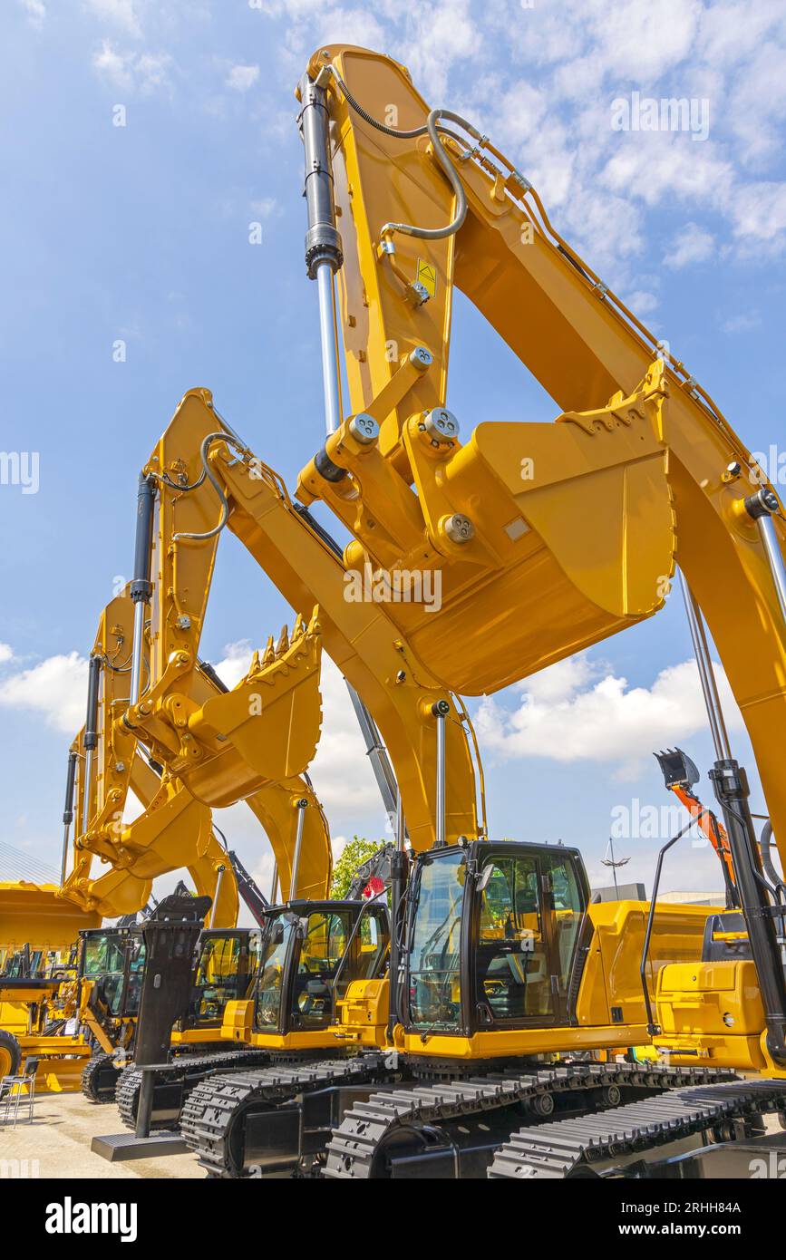 New Large Yellow Tracked Hydraulic Excavators Construction Machinery Stock Photo - Alamy
