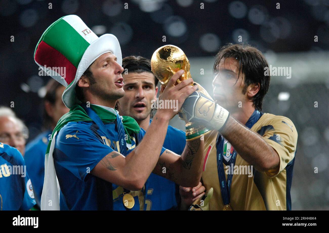 Gianluigi buffon world cup trophy hi-res stock photography and images ...