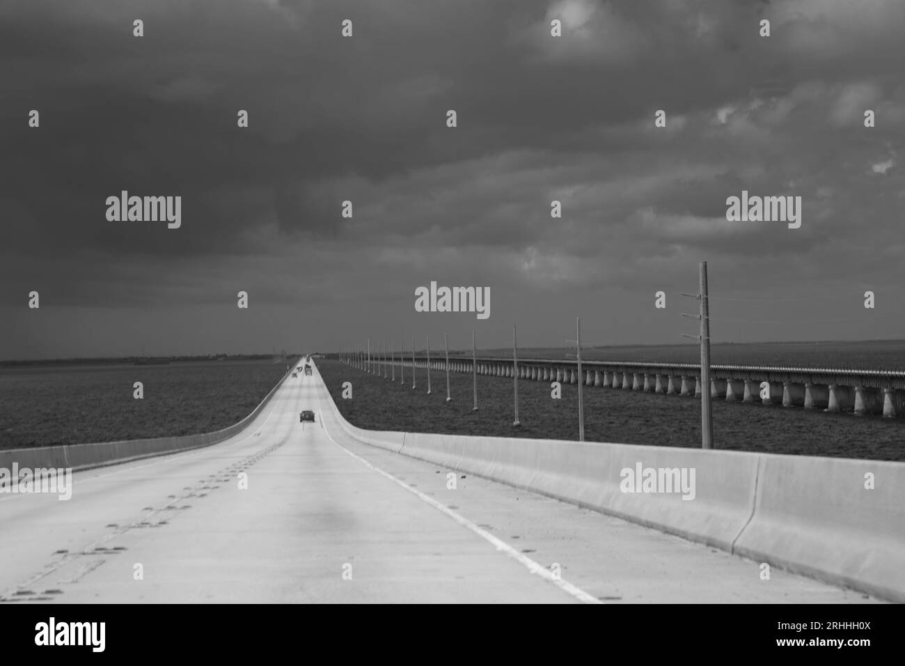 entering the seven mile bridge with old bridge from 1912 at the right ...