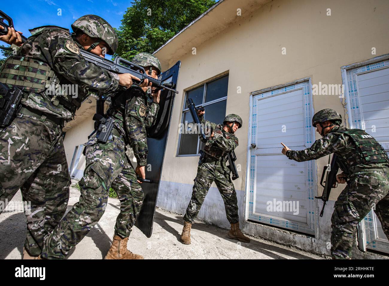 HEZHOU, CHINA - AUGUST 17, 2023 - SWAT team members conduct a technical ...
