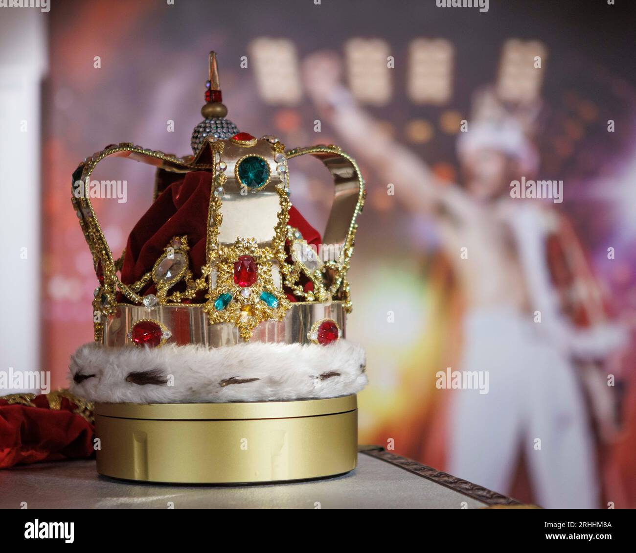 Freddie Mercury Queen Crown Freddie Mercury Fans In Tears As 1,400 Of