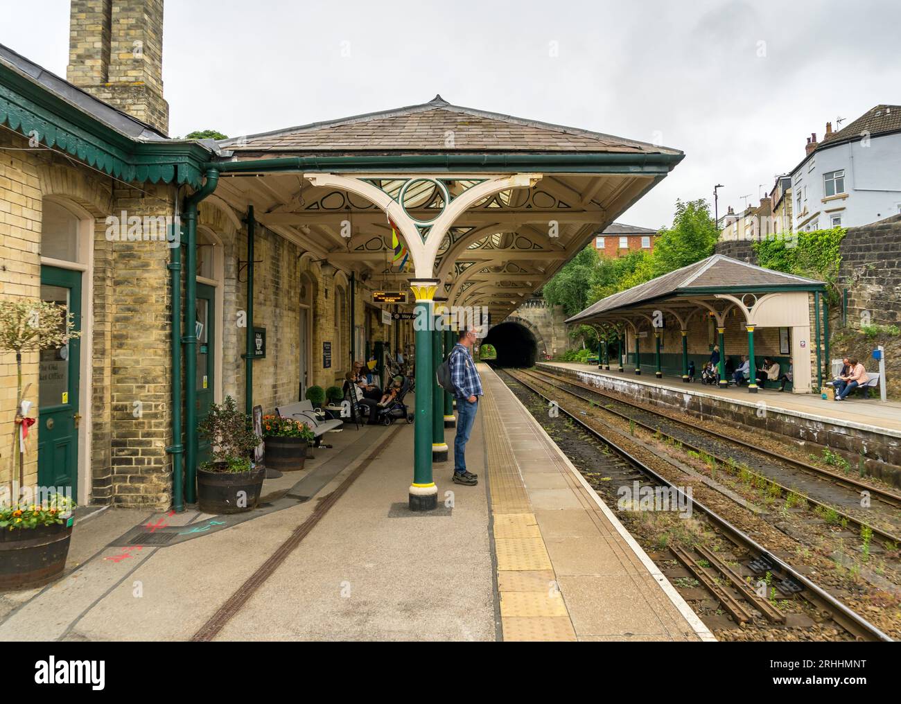 Shelter over platform hi-res stock photography and images - Alamy