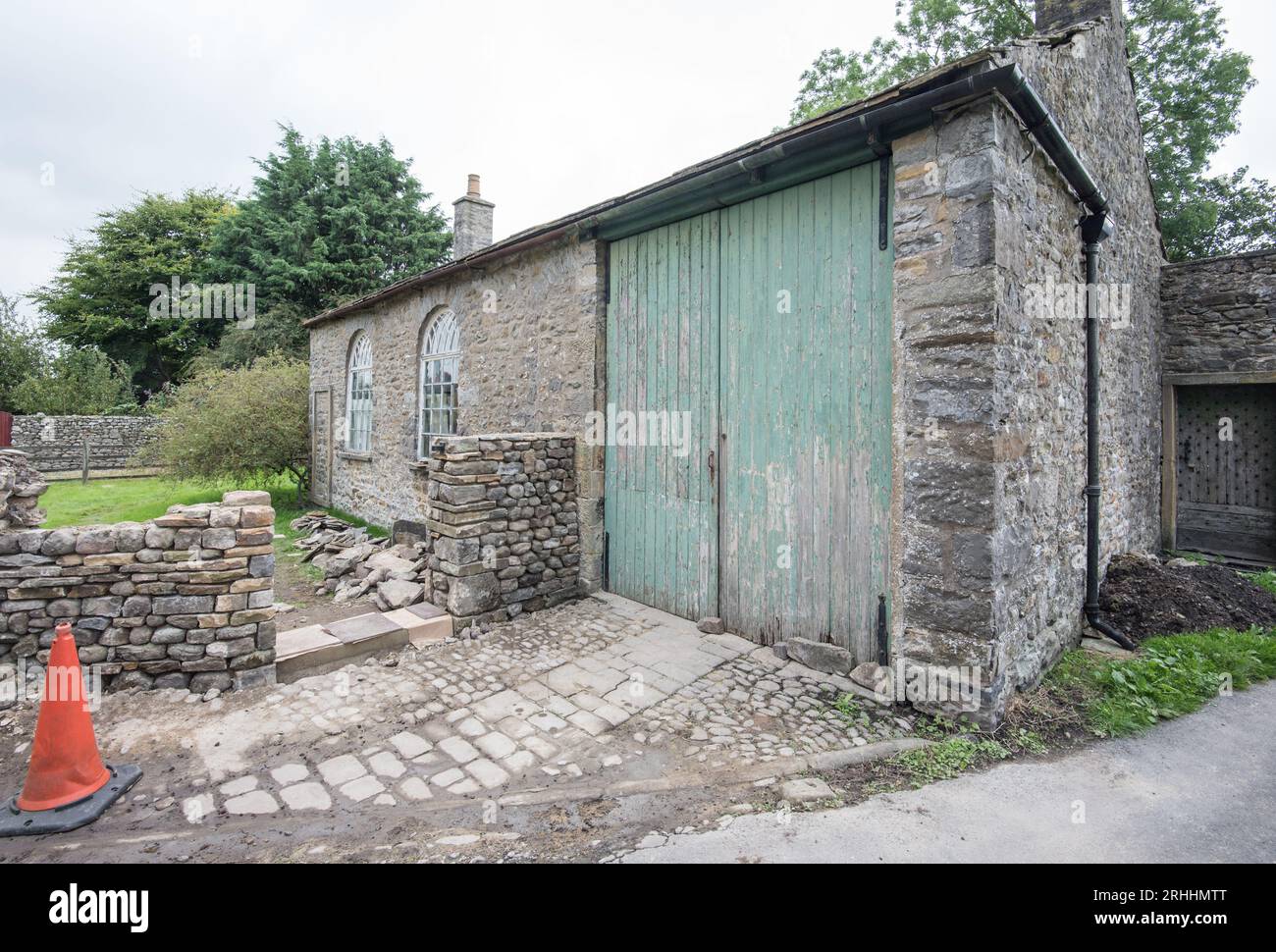 Quality walling job with an excellent finish and a tidy work site. Long ...