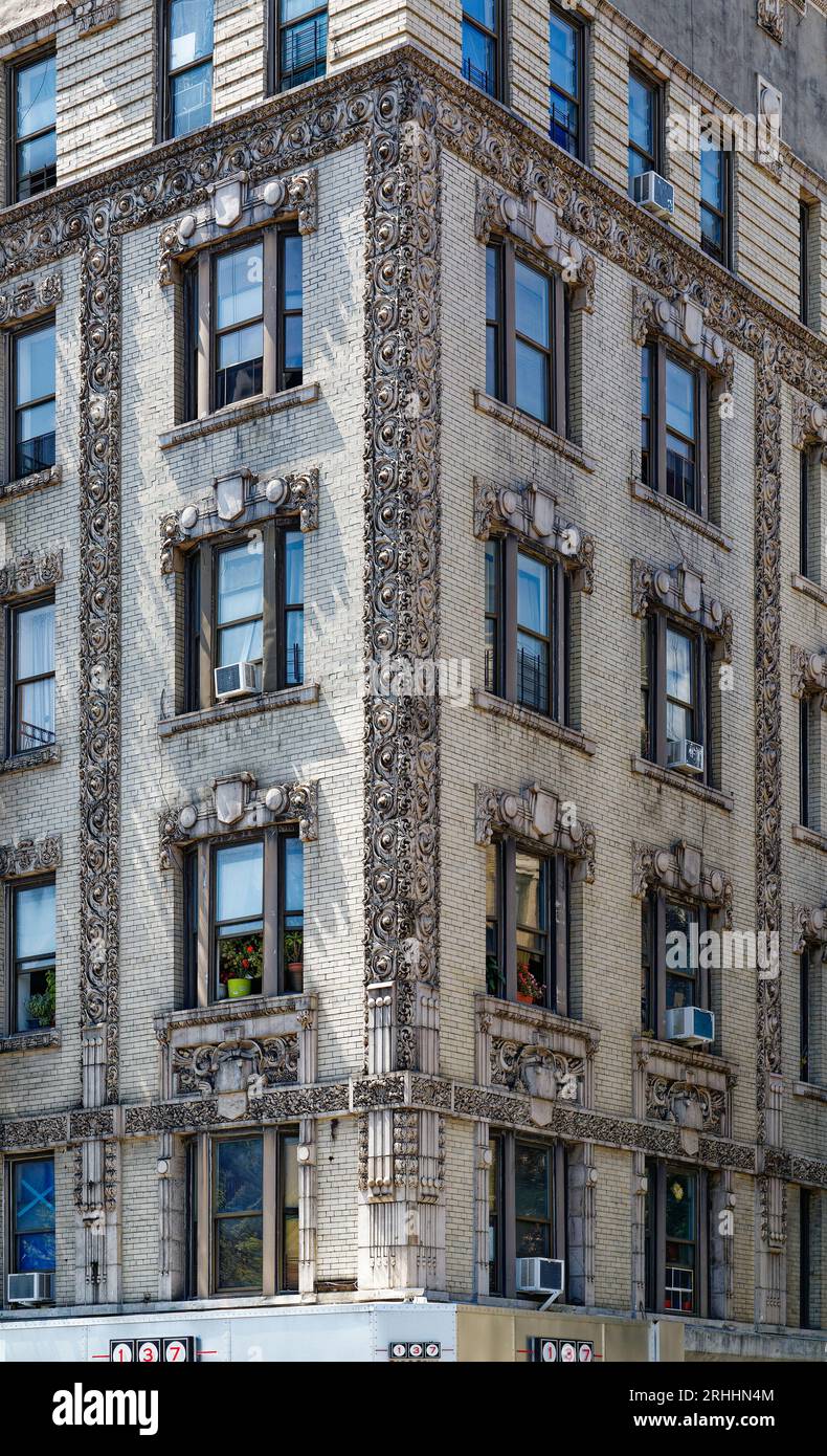 Six story apartment building hi-res stock photography and images - Alamy