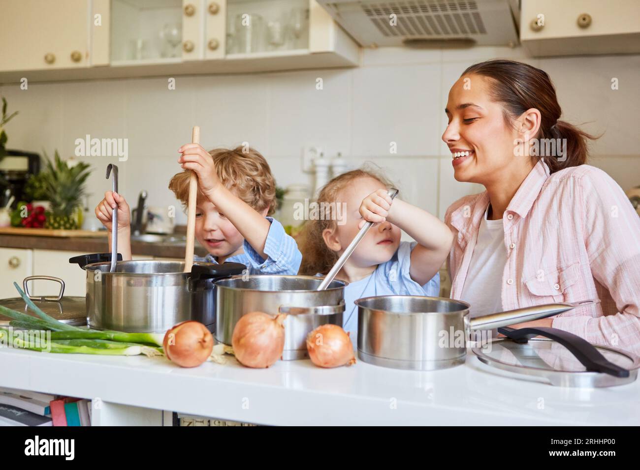 Teaching kids to cook hi-res stock photography and images - Alamy