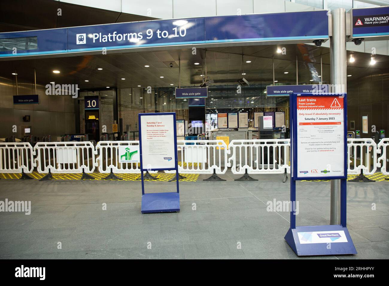 Closed platforms at King’s Cross Station in London Stock Photo - Alamy