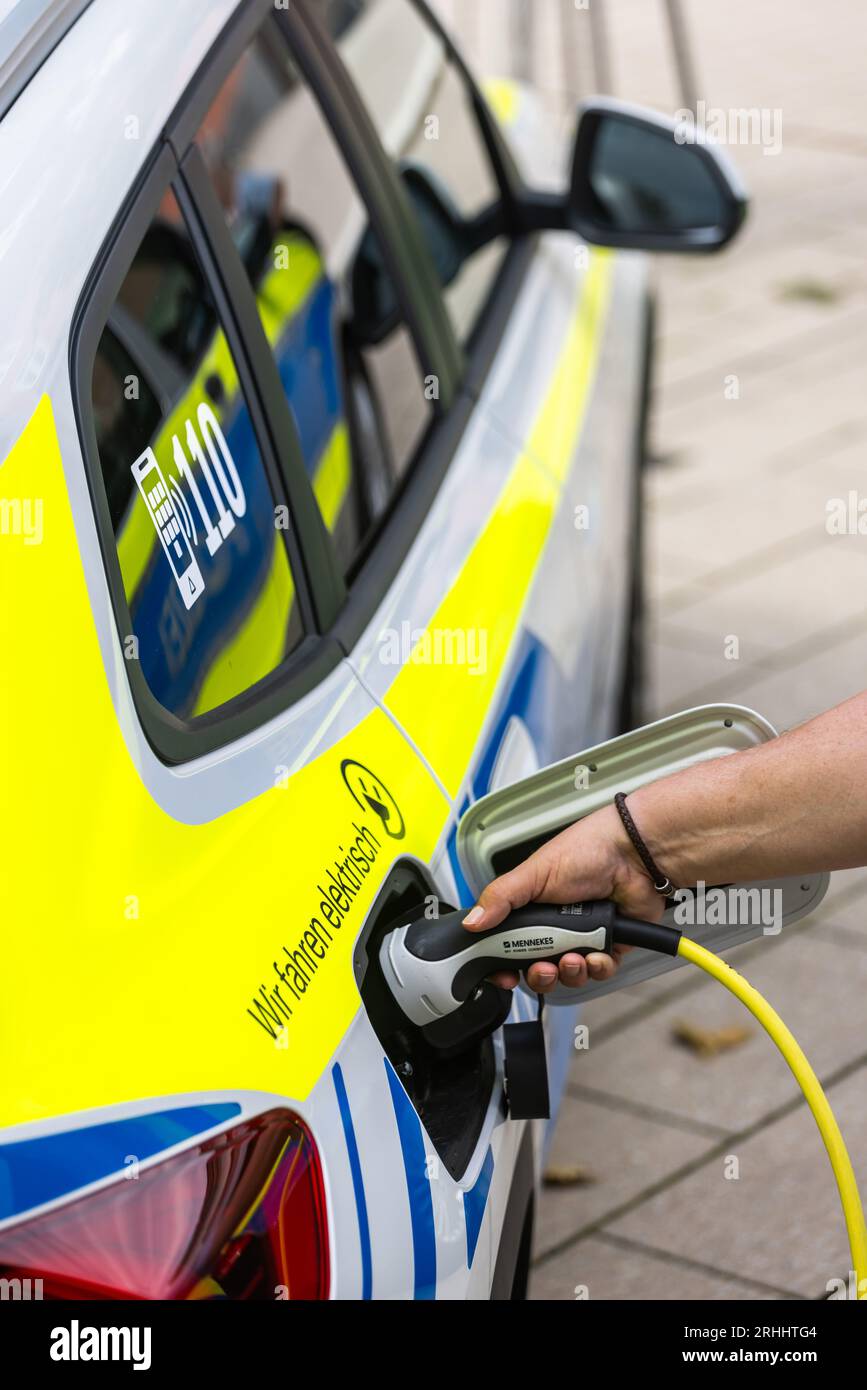 Kehl, Germany. 17th Aug, 2023. ILLUSTRATION: A police officer inserts a ...