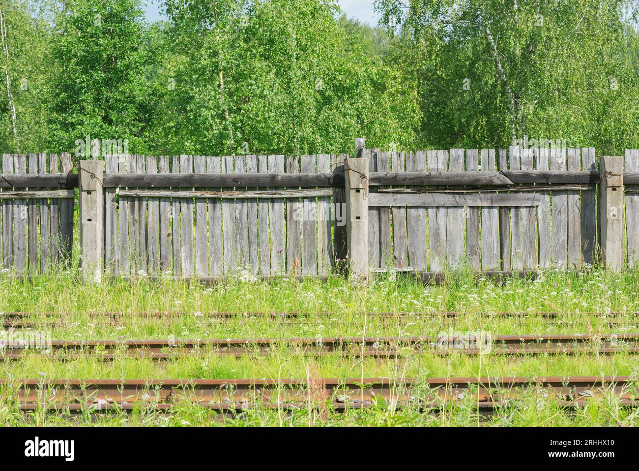 Train track wooden fence hi-res stock photography and images - Alamy