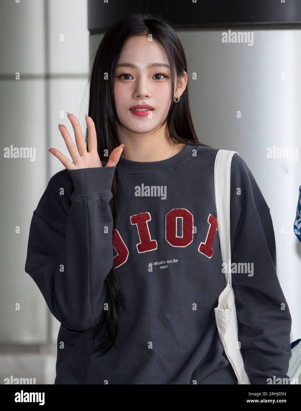 Newjeans japan hi-res stock photography and images - Alamy