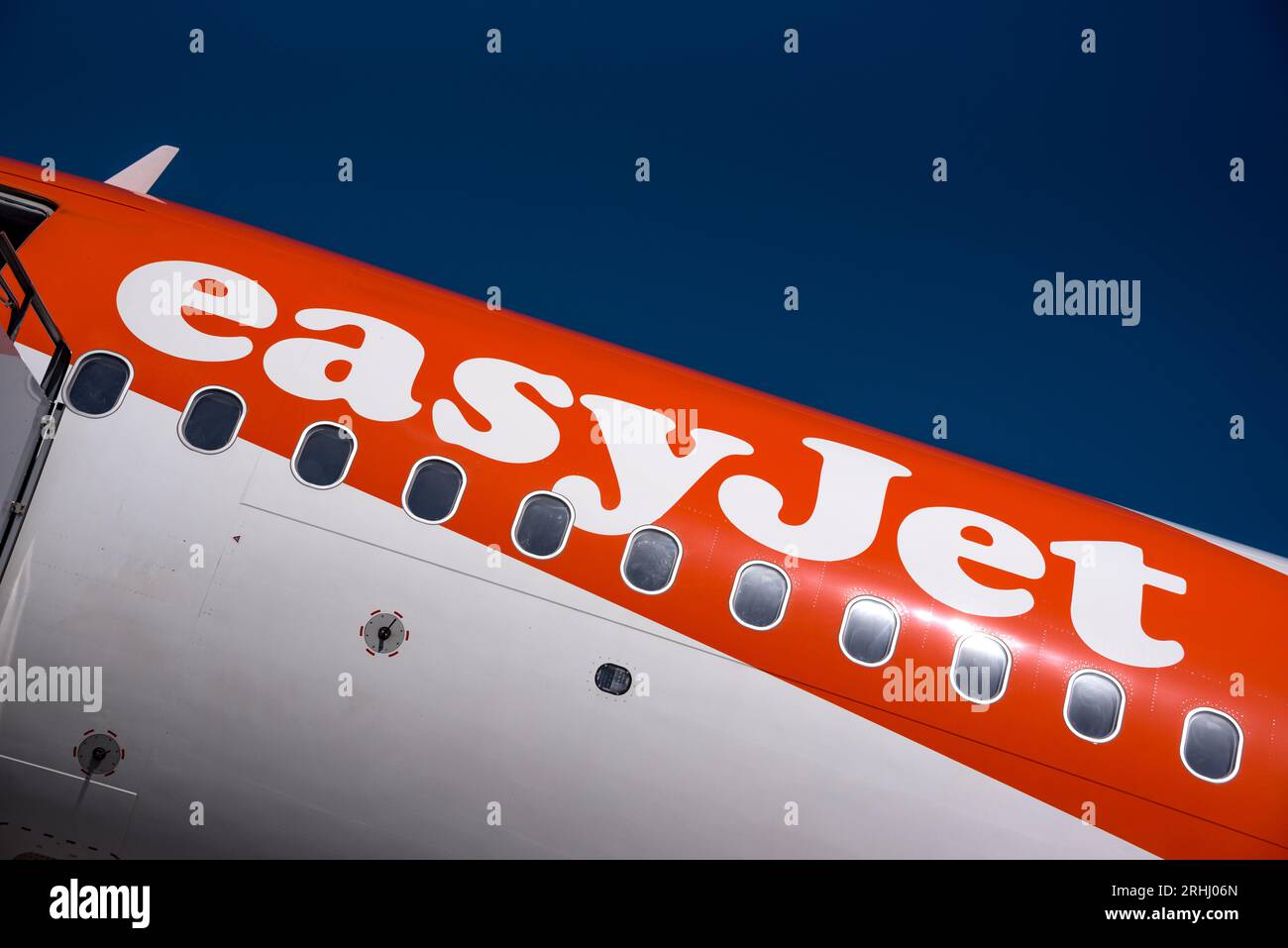 Blue sky easyjet plane photograph hi-res stock photography and images ...