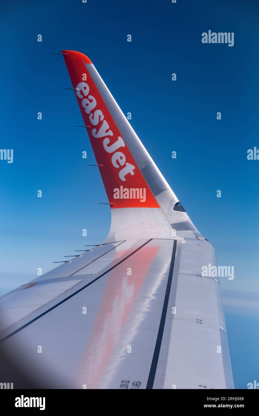 Blue sky easyjet plane photograph hi-res stock photography and images ...