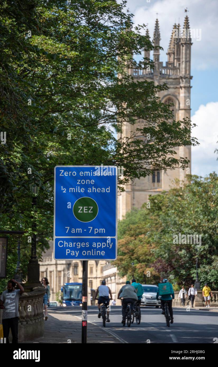 Sign warning drivers of Oxford's Zero Emission Zone (ZEZ Stock Photo ...